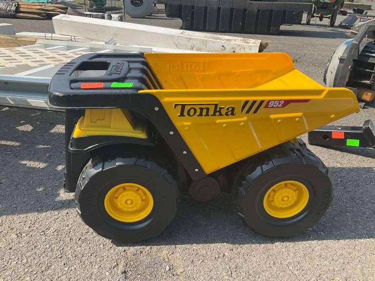 Tonka 952 Dump Truck with Metal and Plastic Construction - Hash Auctions