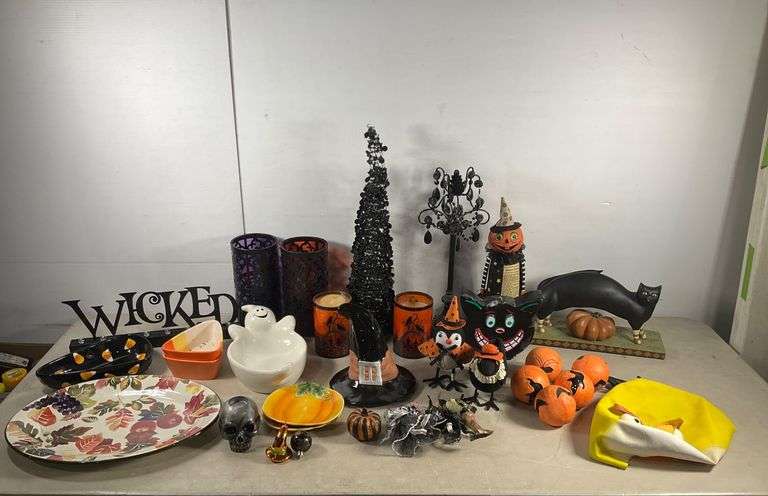 Two boxes: Halloween and Autumn-Themed Decorative Items - Hash Auctions