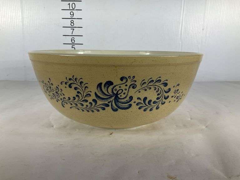 Pyrex 4qt Mixing Bowl with Blue Floral Design on Speckled Beige ...