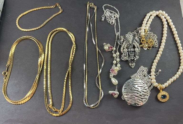 Assorted costume jewelry - Hash Auctions