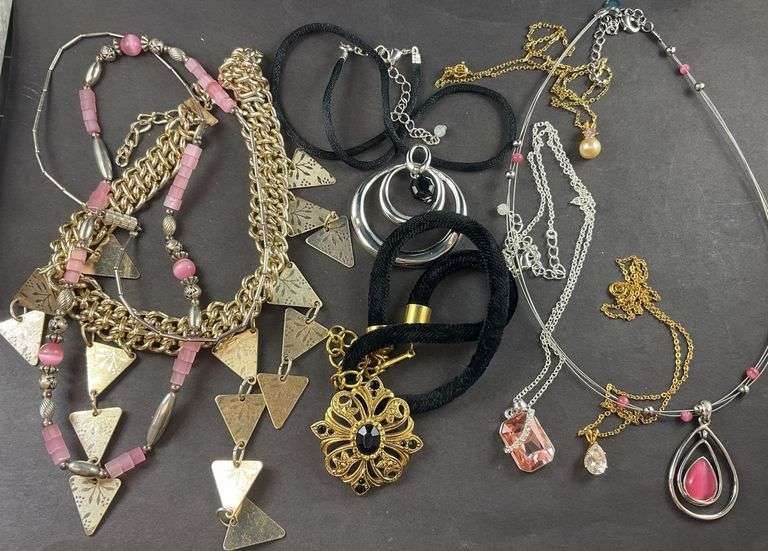 Assorted costume jewelry - Hash Auctions