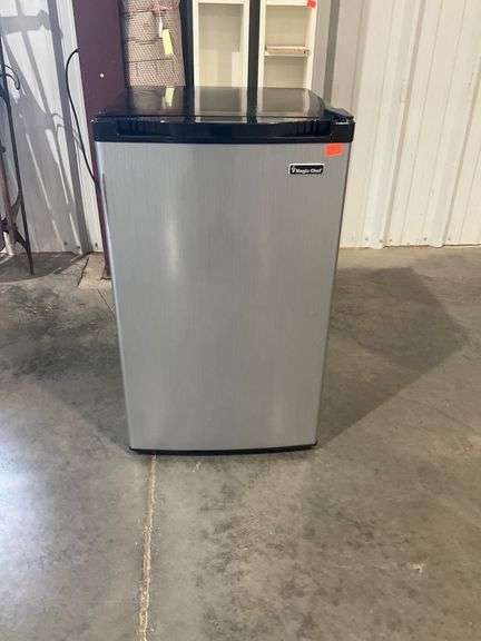 Magic Chef Model HMBR440SE Compact Refrigerator with Glass Shelves ...