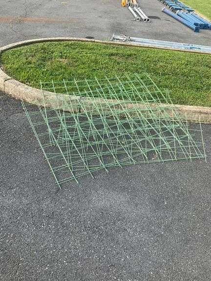 Six Green Grid Panels With One Shortened Panel - Hash Auctions