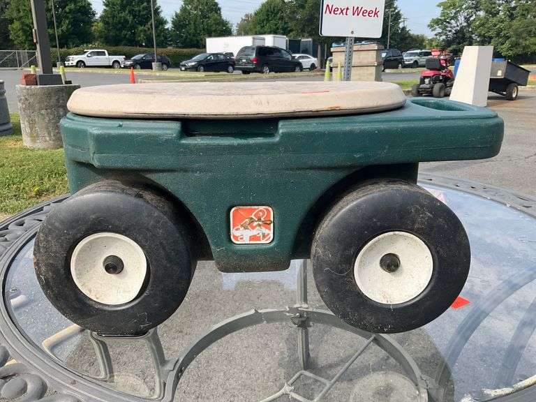 Step Garden Buddy Rolling Storage Cart with Lid and Handle - Hash Auctions