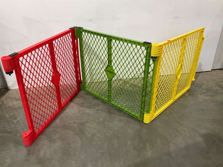 Fortress Superyard Multi-Color Plastic Panel Gate - Hash Auctions