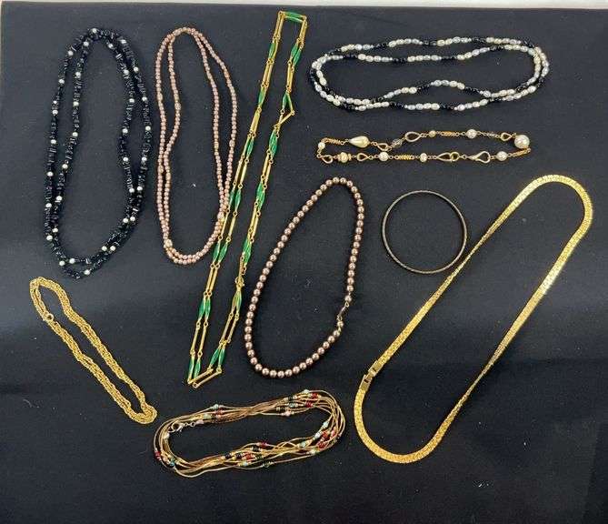 Jewelry, 9 necklaces and a bracelet - Hash Auctions