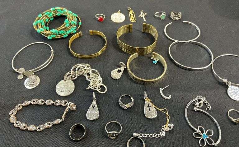 Jewelry, bracelets, pendants, rings, and earrings - Hash Auctions