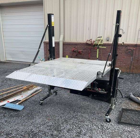 LiftGator Aluminum Tread Plate Folding Lift with 2″ Receiver and Toggle ...