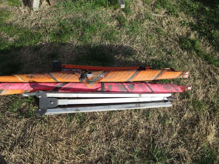 3 ROAD SIGNS & STANDS - Heaverlo Northwest Auctions