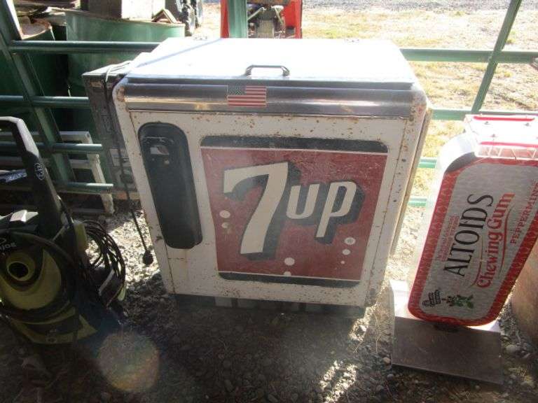 OLD 7UP POP MACHINE - Heaverlo Northwest Auctions
