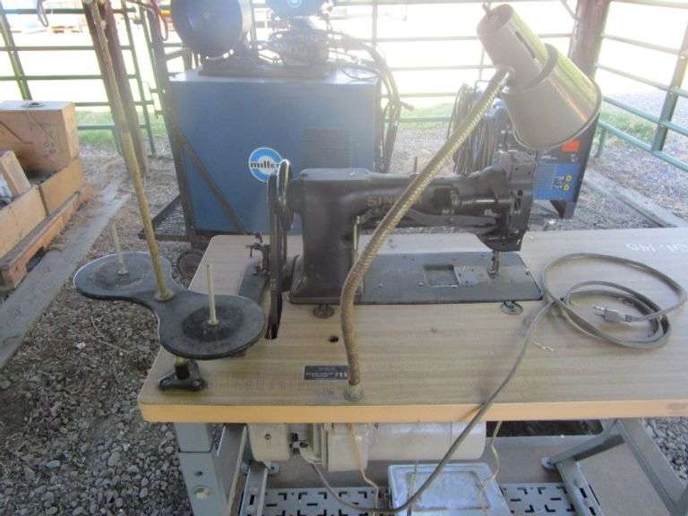 HEAVY DUTY SINGER UPHOLSTERY SEWING MACHINE - Heaverlo Northwest Auctions