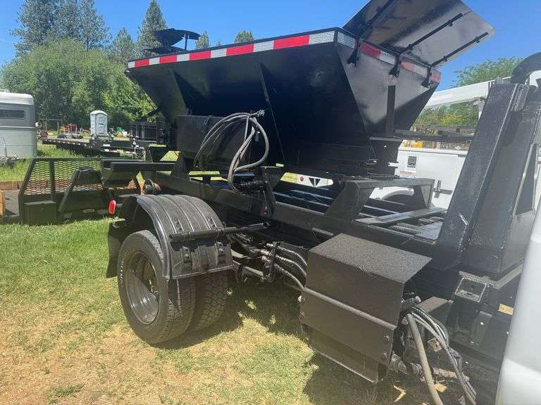 2006 FORD F550 4x4, STELLAR HOOK TRUCK, W/Boss V-Plow, rear sanding ...