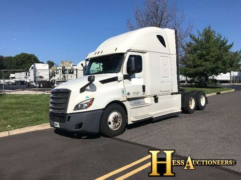 2018 FREIGHTLINER T12664ST T/A SLEEPER - Hess Auctioneers