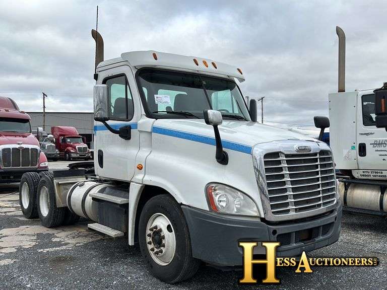 2013 FREIGHTLINER CASCADIA CA125DC T/A DAYCAB - Hess Auctioneers