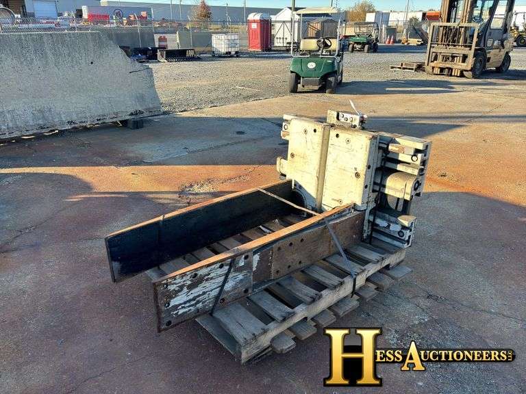 CASCADE 40D-CTS-13AR0 CLAMP FORKLIFT ATTACHMENT - Hess Auctioneers