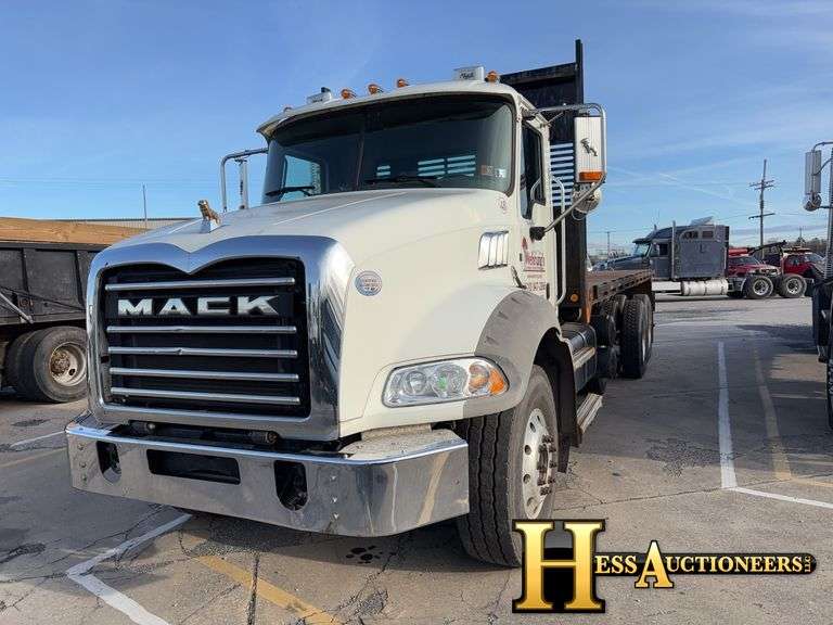 2015 MACK GU813 FLATBED TRUCK - Hess Auctioneers