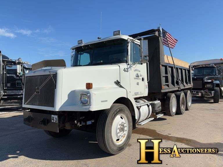 1998 VOLVO TRI AXLE DUMP TRUCK - Hess Auctioneers