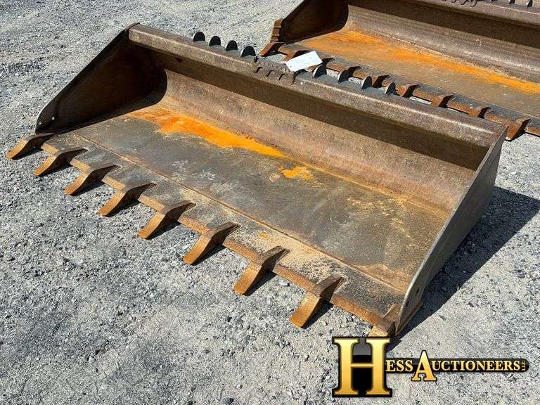 BUCKET WITH TEETH SKID LOADER ATTACHMENT - Hess Auctioneers