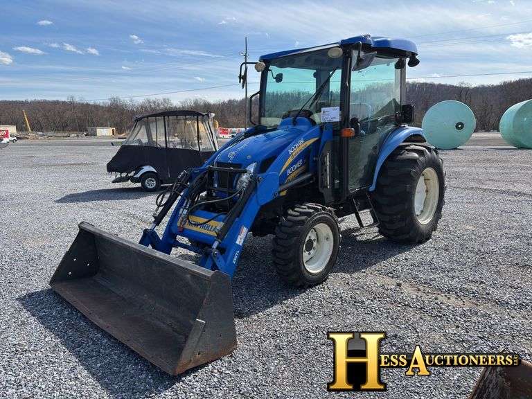 NEW HOLLAND BOOMER 3050 FARM TRACTOR - Hess Auctioneers