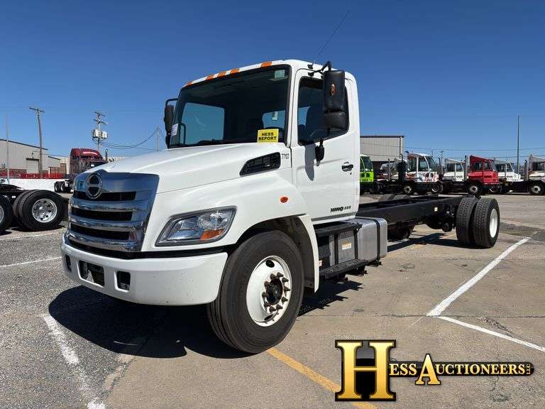 2017 HINO 338 CAB CHASSIS - Hess Auctioneers