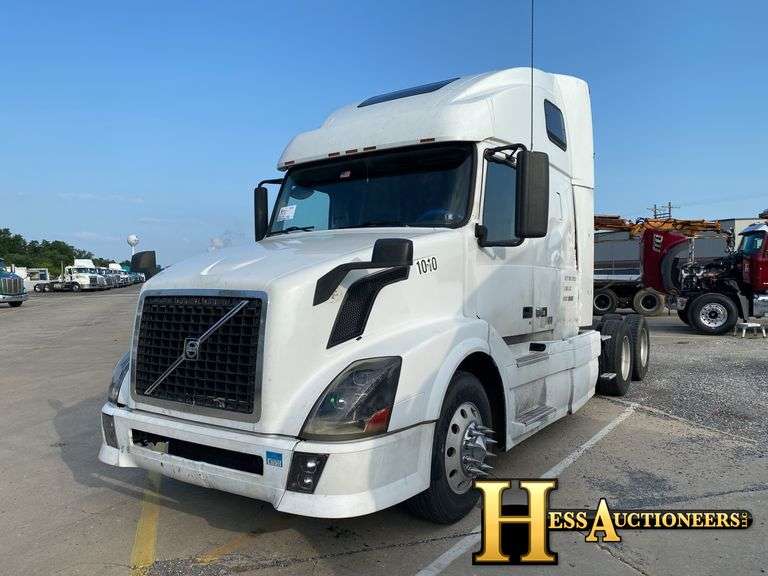 2009 VOLVO VNL T/A SLEEPER - Hess Auctioneers