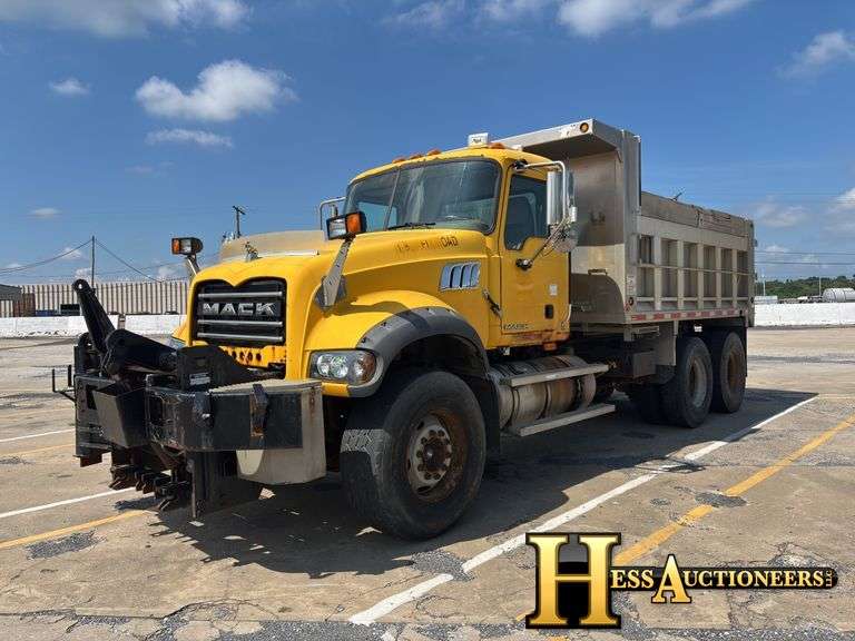2009 MACK GU713 T/A DUMP TRUCK - Hess Auctioneers