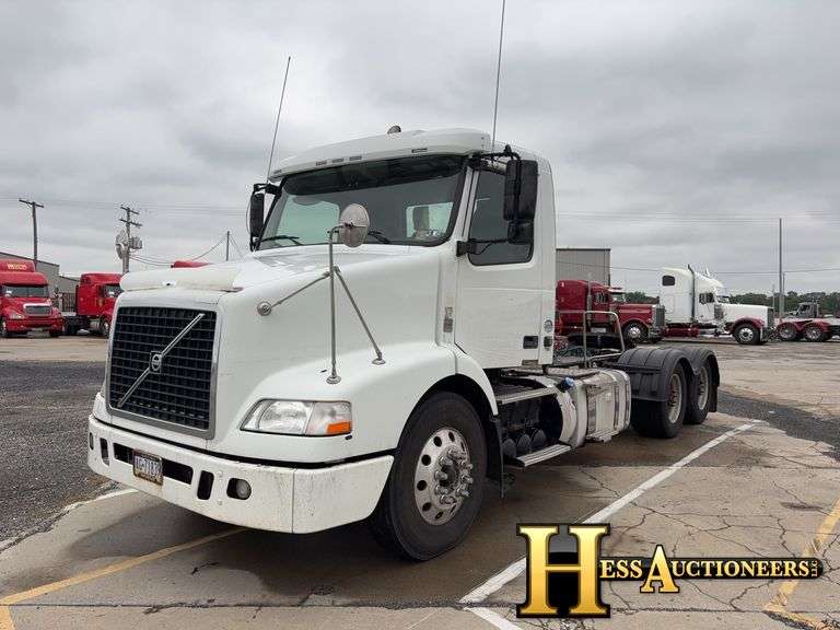 2014 VOLVO T/A DAYCAB - Hess Auctioneers