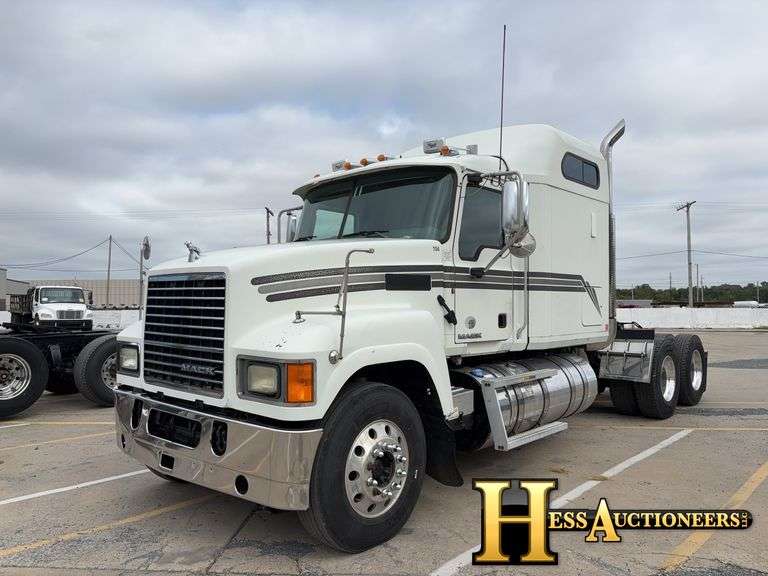 2011 MACK CHU613 T/A SLEEPER - Hess Auctioneers