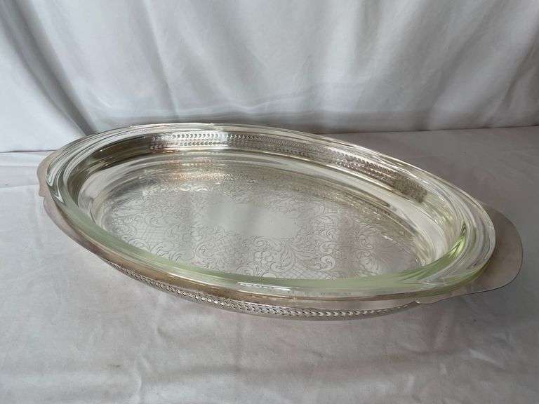 Pyrex Serving Dish And Corbell - Halfhill Auction Group