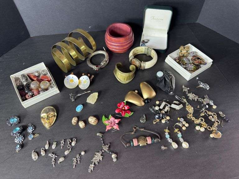 Costume Jewelry - Halfhill Auction Group