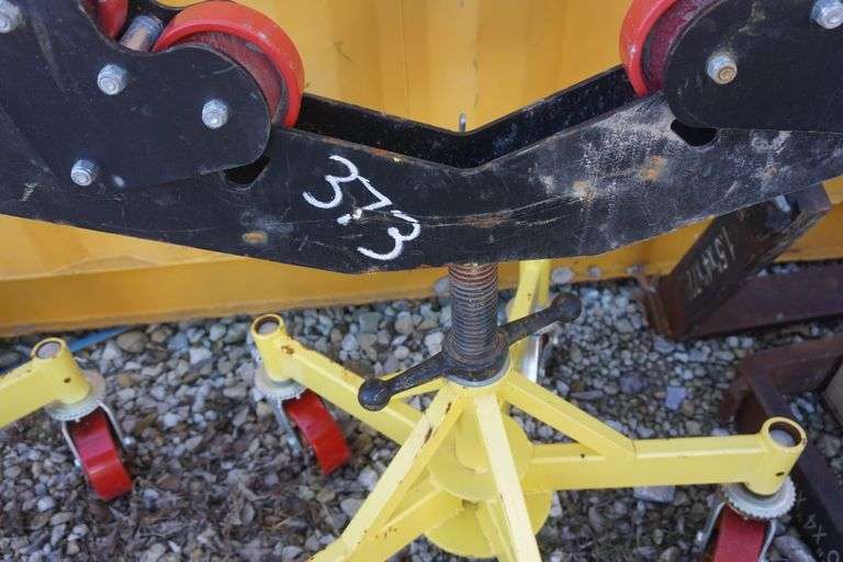 Sumner Max-Jax 2 Pipe Stand Nice Casters - Hiatt Auction LLC