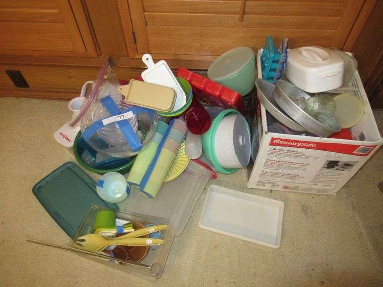 NICE ASSORTMENT OF 1960S 70S TUPPERWARE PLASTIC WARE CUPS CONTAINERS ...