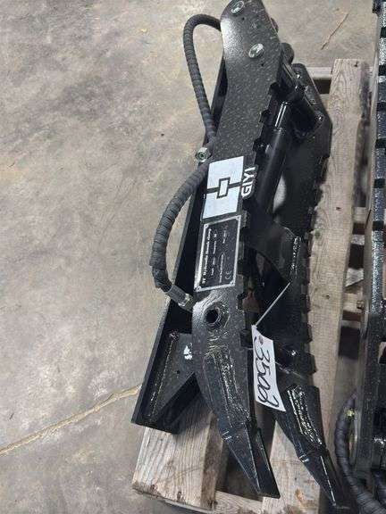 Mini hoe hyd. thumb, see pics for sizes - Hoge Auctioneering LLC