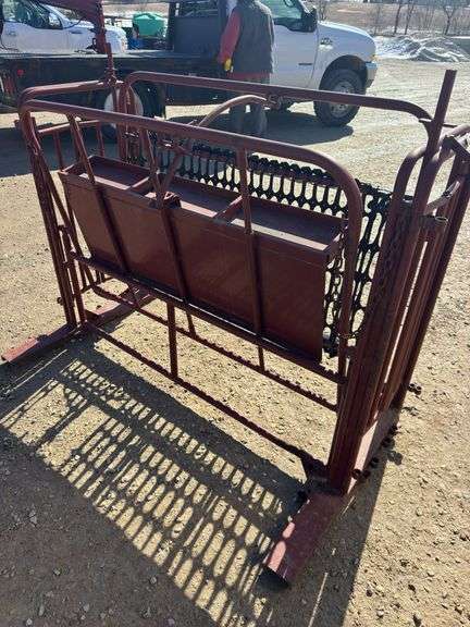 SHEEP & GOAT HOOF TRIM TABLE - Hoge Auctioneering LLC