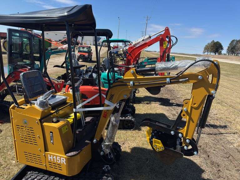 AGT gas Mini hoe, 16" bucket, thumb, Aux hyd, H15R- damaged - Hoge ...