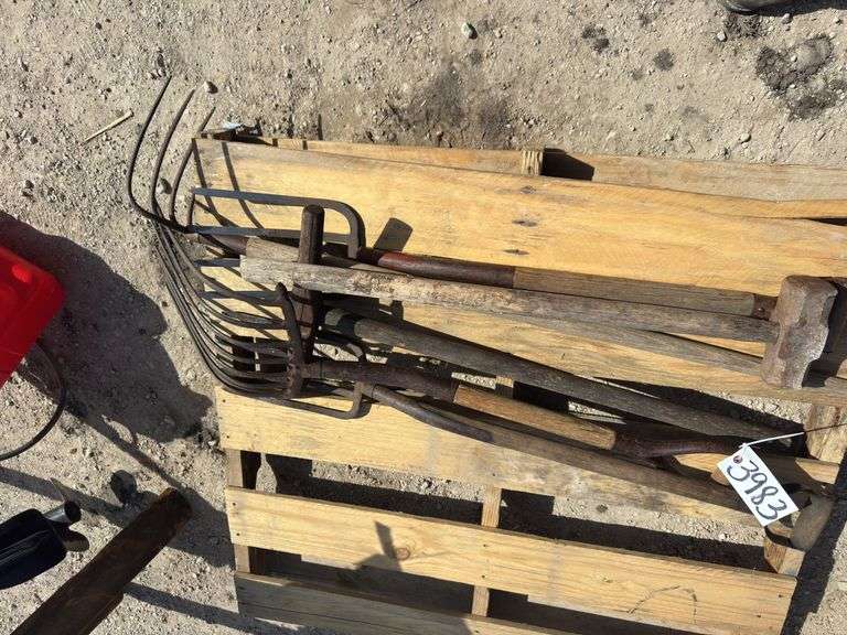HALF PALLET- silage fork, corn rake, potato fork - Hoge Auctioneering LLC