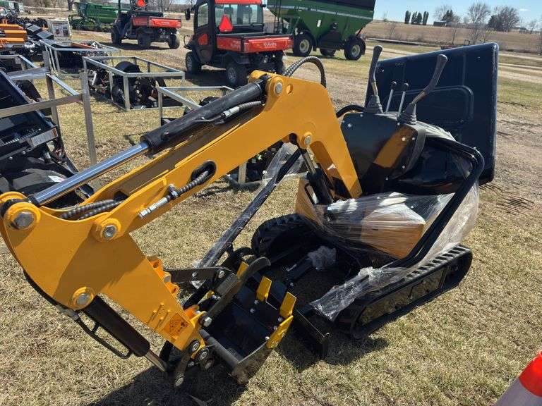 Land Hero gas Mini hoe, 16" bucket, Thumb, Aux hyd, Seat damaged from ...