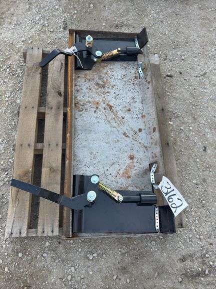 QUICK ATTACH PLATE W/ ATTACH LOCKING LEVERS - Hoge Auctioneering LLC