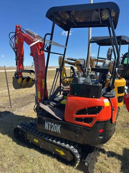AGT gas Mini hoe, 16" bucket, hyd thumb, Aux hyd, NT20K - Hoge ...