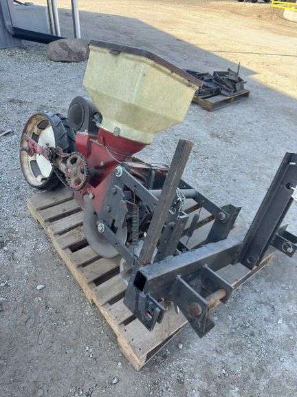 1 row planter, 3-point - Hoge Auctioneering LLC