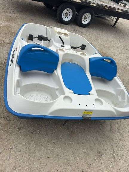 SUN DOLPHIN PADDLE BOAT - Hoge Auctioneering LLC