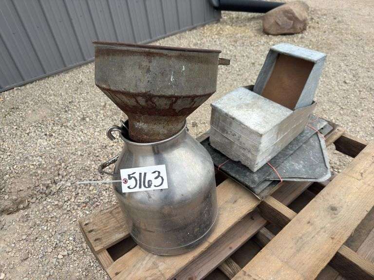 HALF PALLET--MILK BUCKET, STRAINER, RABBIT NEST BOXES, - Hoge ...