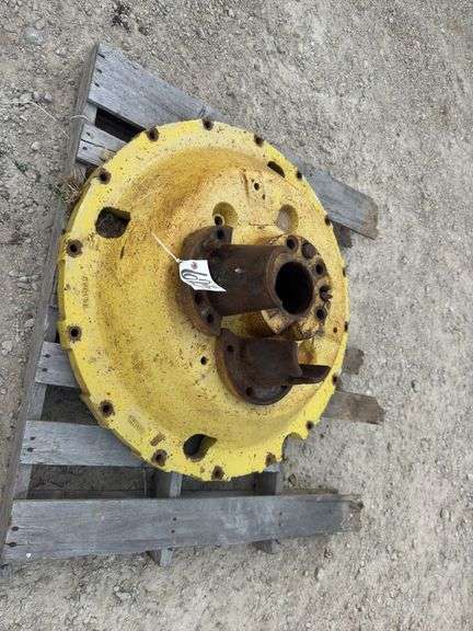JD 5020 WHEEL HUB - Hoge Auctioneering LLC