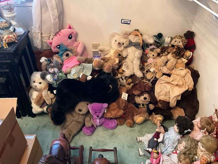 Large lot of Teddy bears and plush animals - Hurley Real Estate & Auctions