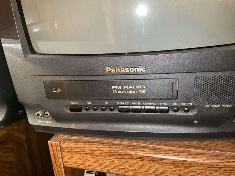 Zenith TV/VHS combination w/ remote - Hurley Real Estate & Auctions