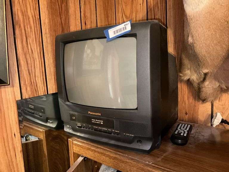 Zenith TV/VHS combination w/ remote - Hurley Real Estate & Auctions