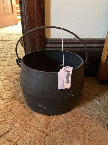 Cast iron kettle w/ bail handle - Hurley Real Estate & Auctions