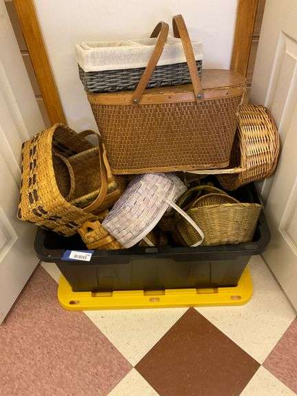 Tote of assorted baskets - Hurley Real Estate & Auctions