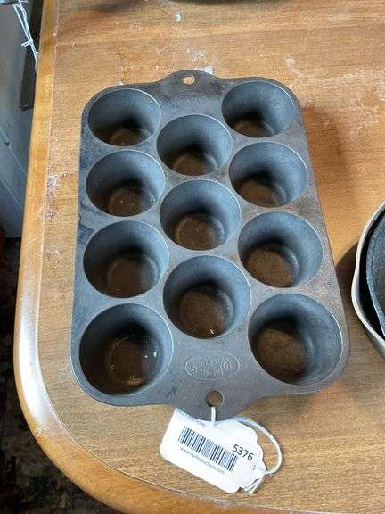 Cast iron Wagner Ware muffin pan - Hurley Real Estate & Auctions