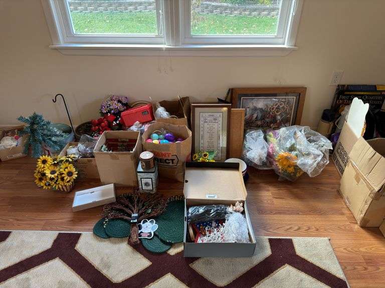 Large decor lot - Hurley Real Estate & Auctions